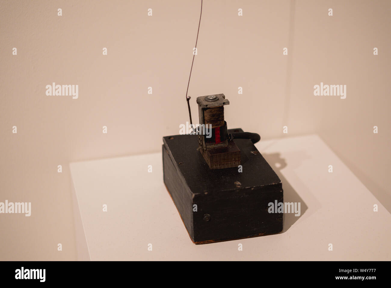Magnetised artistic sculpture - Takis exhibition - Tate Modern - London ...