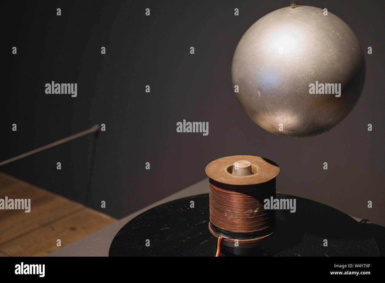 Magnetised artistic sculpture with swinging ball - Takis exhibition ...