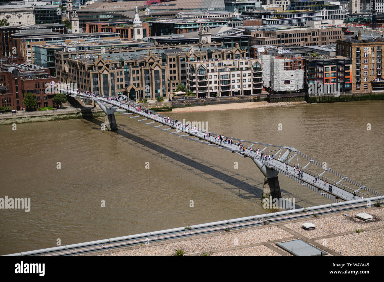 Millenium bridge london daylight hi-res stock photography and images ...