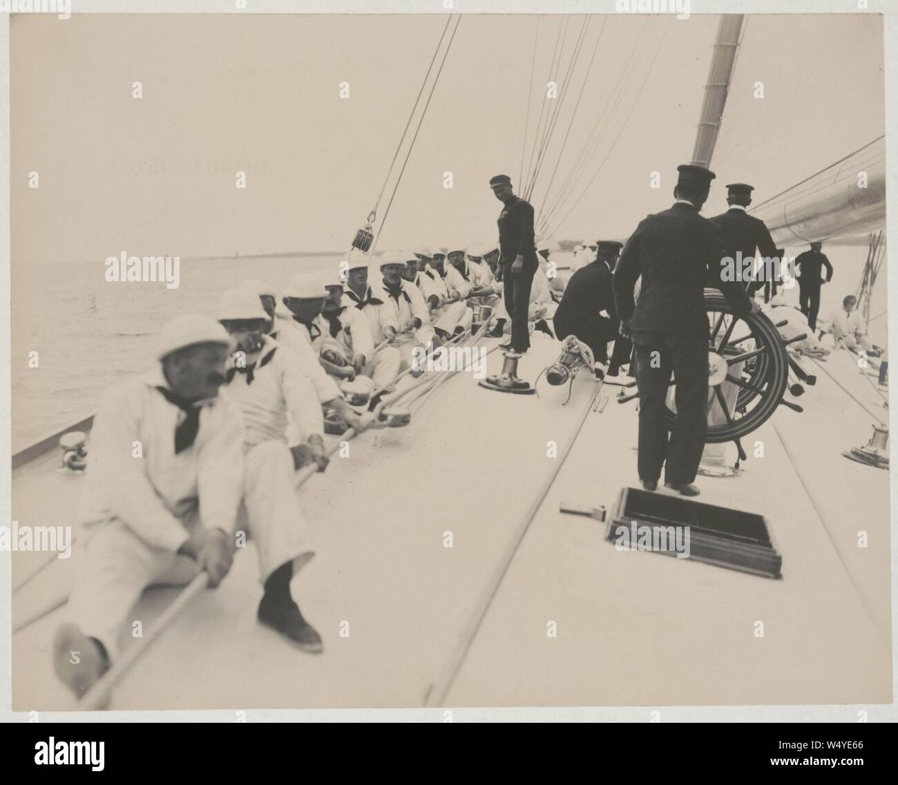 Handling rigging hi-res stock photography and images - Alamy