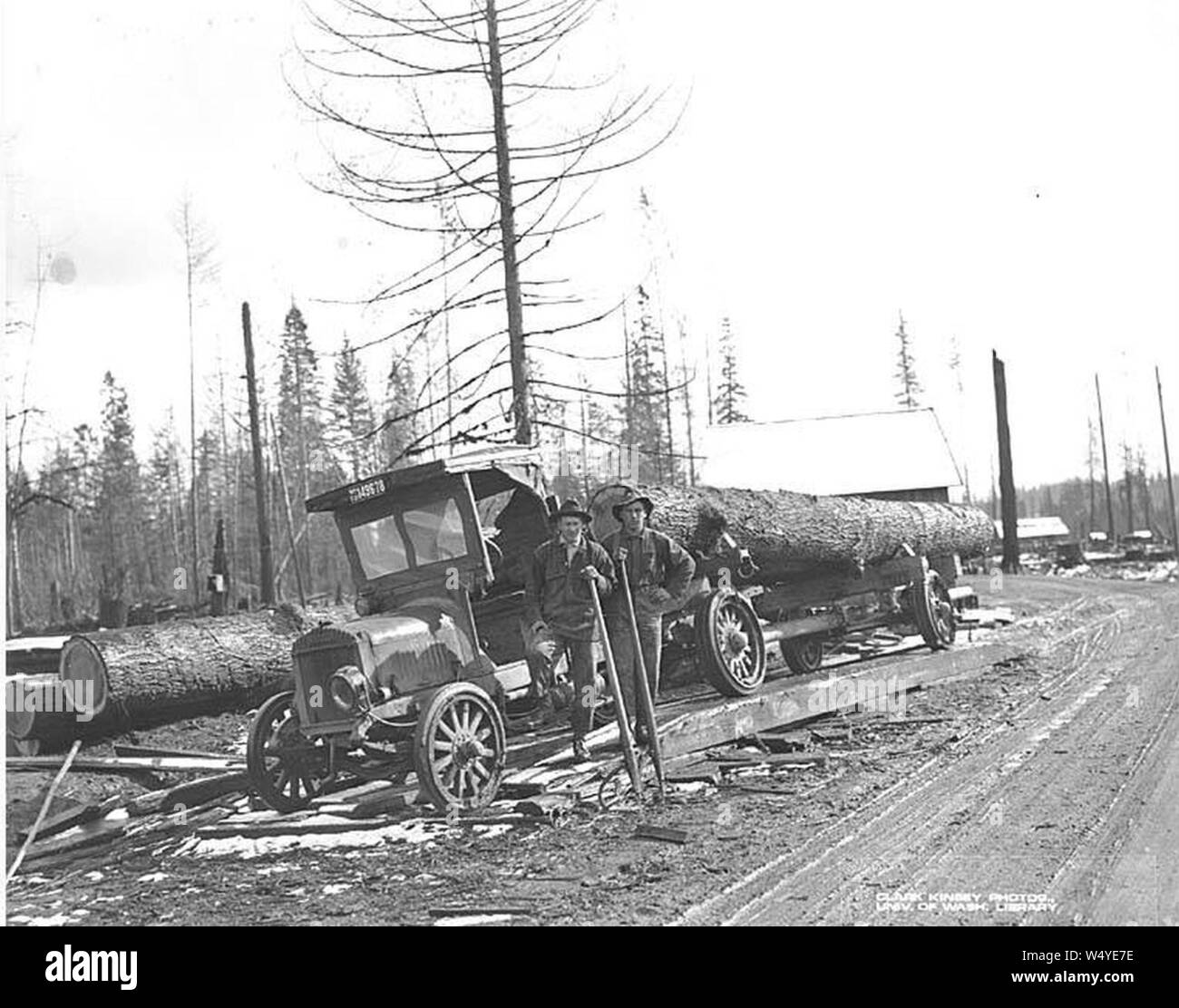 Crew members at log dump with Master truck and trailer Coal Creek ...