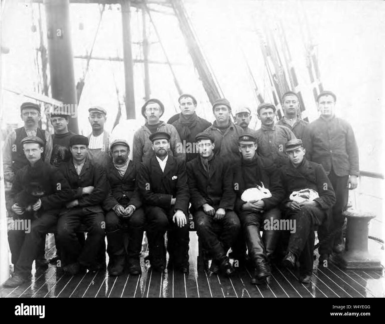 Ship crew 1900 hi-res stock photography and images - Alamy