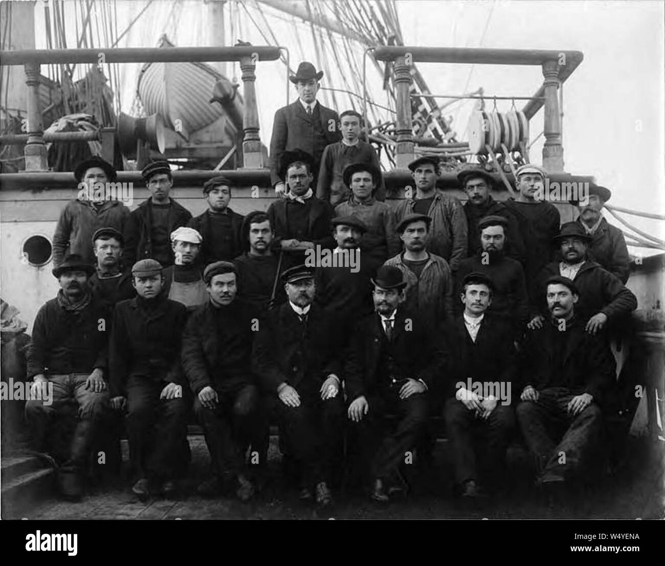 Ship crew 1900 hi-res stock photography and images - Alamy