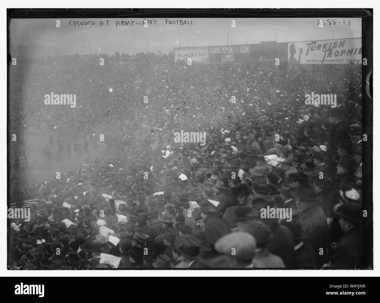 Vintage football crowd hi-res stock photography and images - Alamy