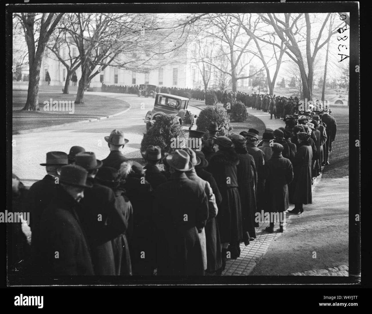 Crowd outside white house hi-res stock photography and images - Alamy