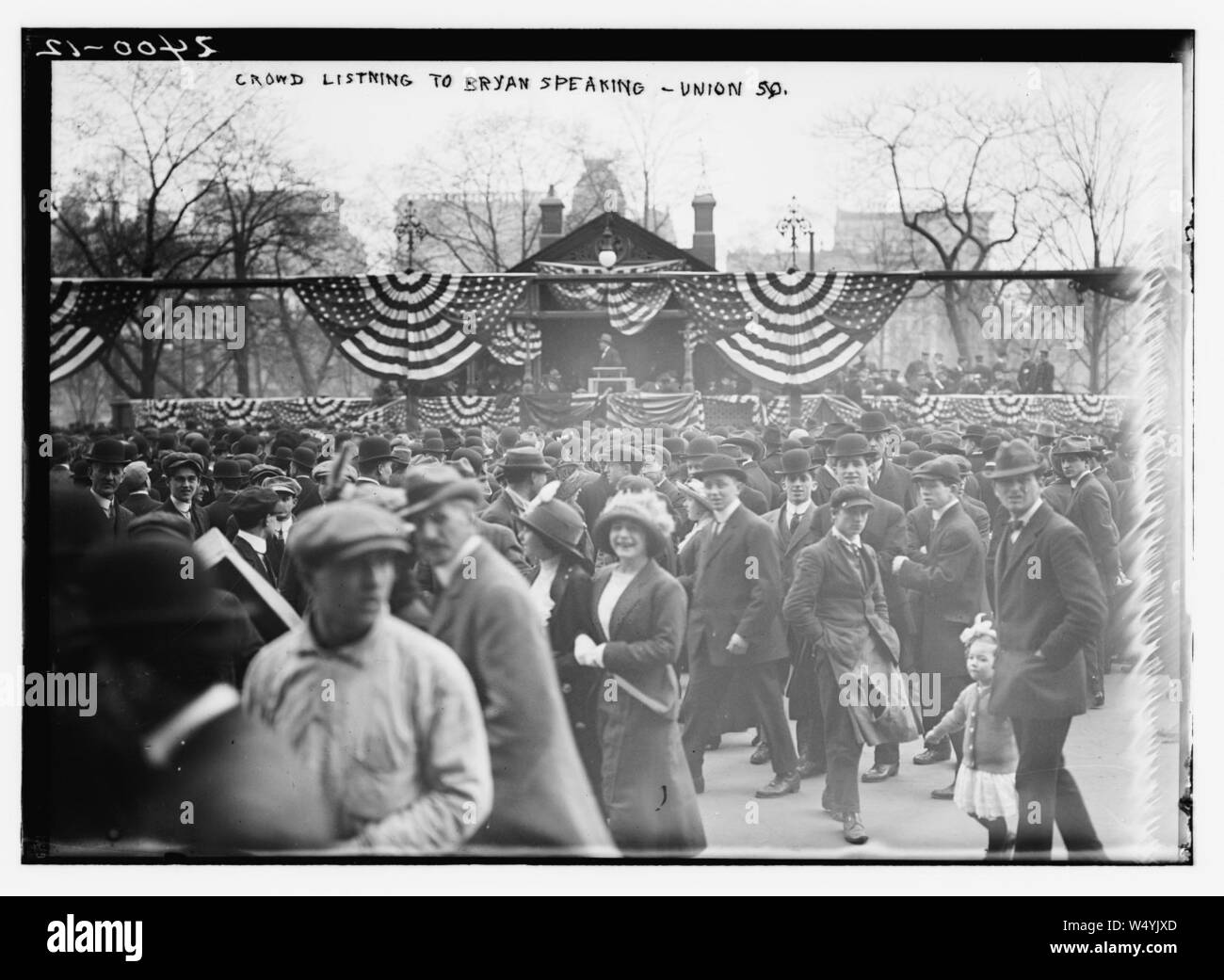 Listening crowd Black and White Stock Photos & Images - Alamy