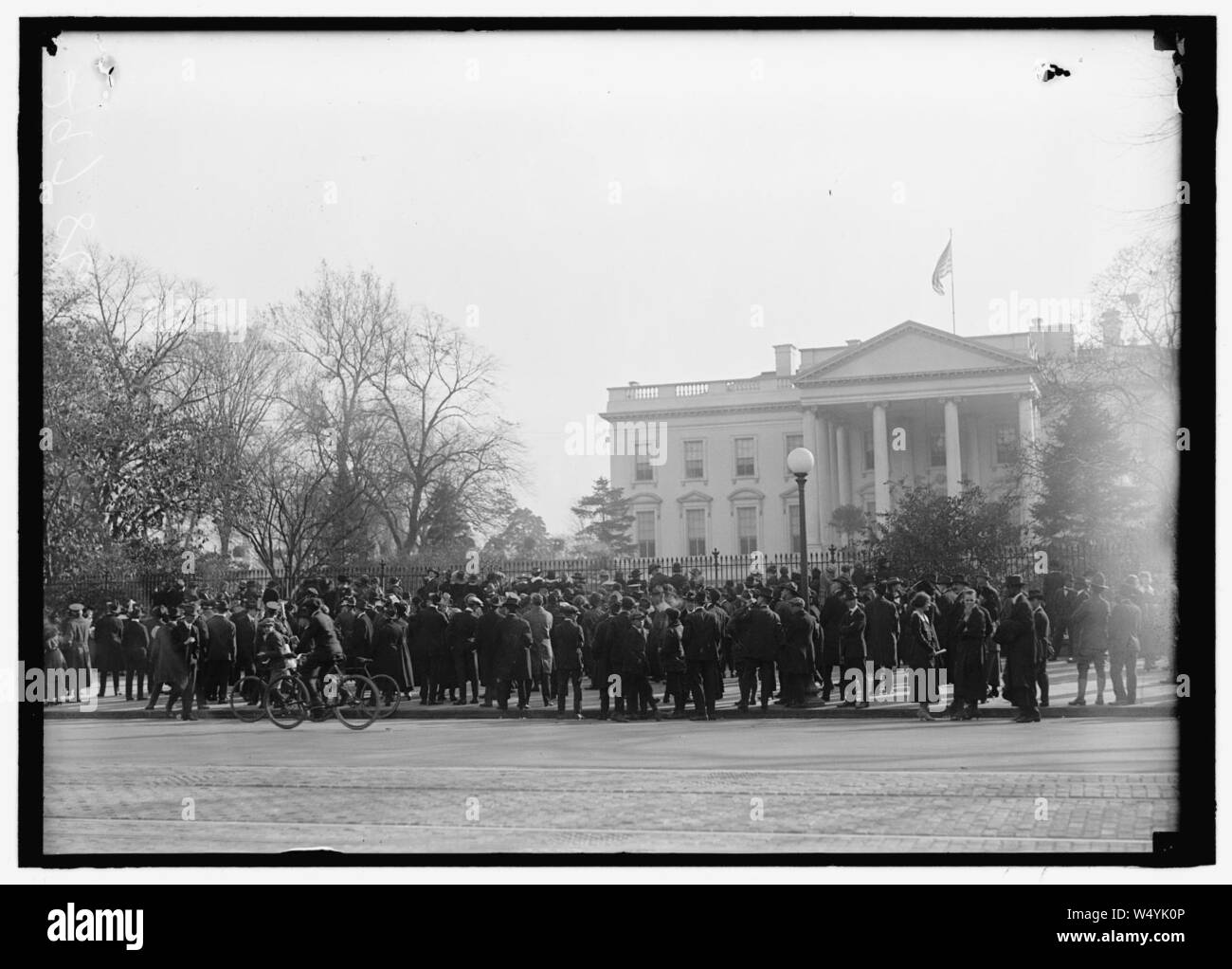 Crowd outside White House Stock Photo - Alamy