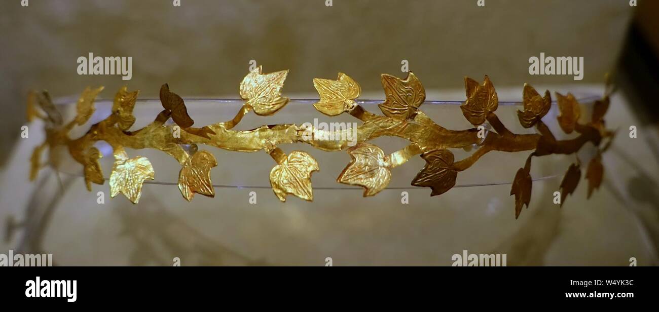 Crown of ivy hi-res stock photography and images - Alamy