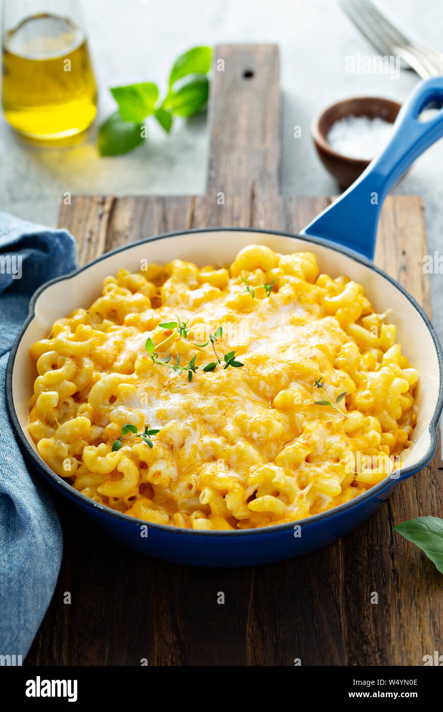 Baked mac and cheese in a cast iron pan Stock Photo - Alamy