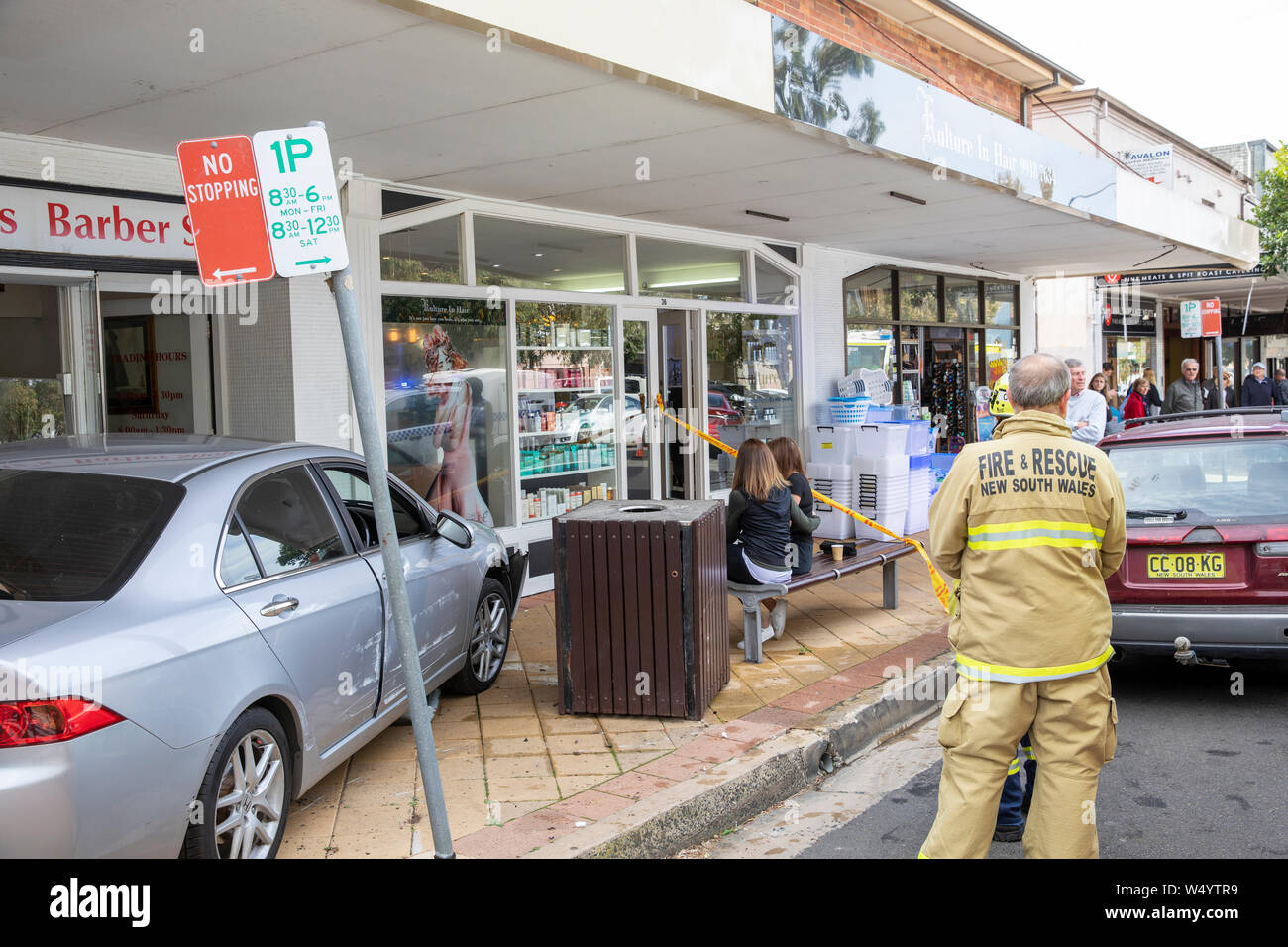 Car crash shop pavement hi-res stock photography and images - Alamy