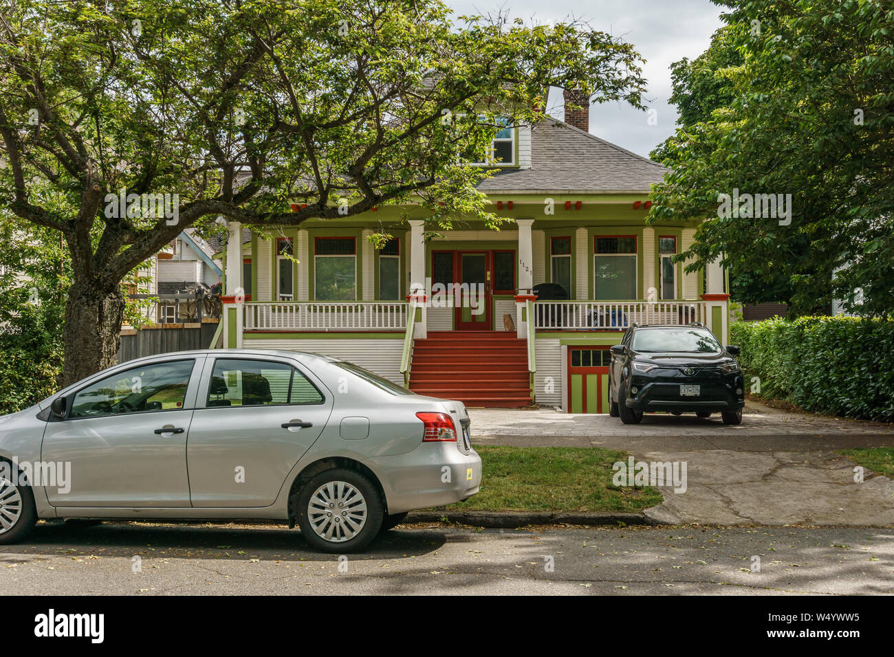 Victoria apartment building exterior hi-res stock photography and ...