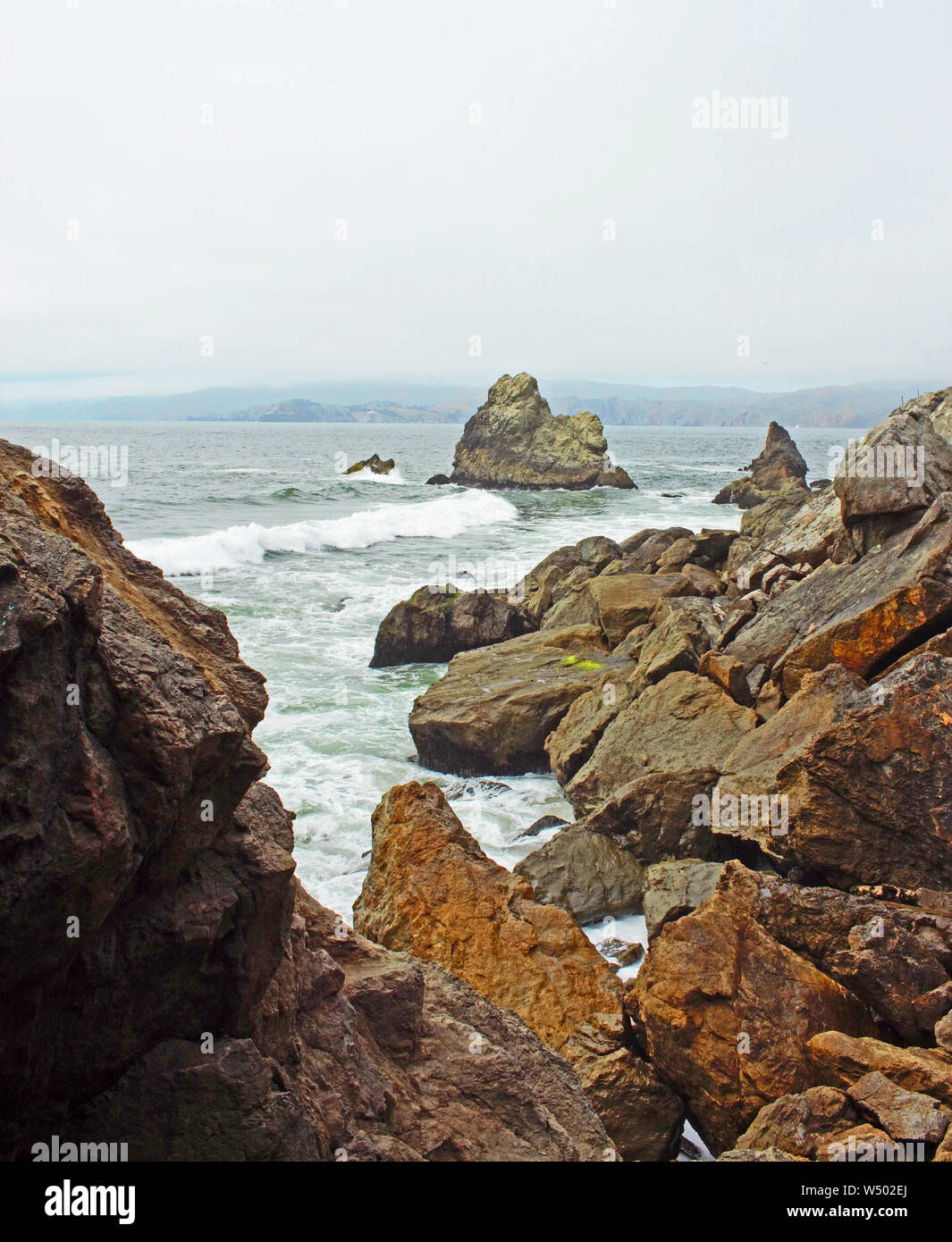 Rocky shoreline hi-res stock photography and images - Alamy
