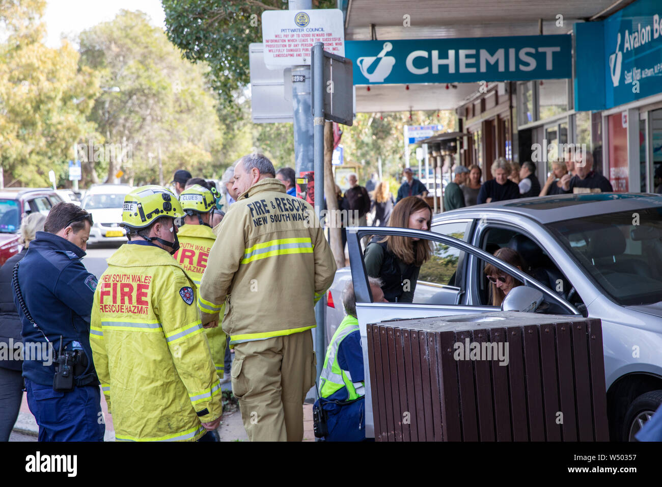 Car crash shop pavement hi-res stock photography and images - Alamy