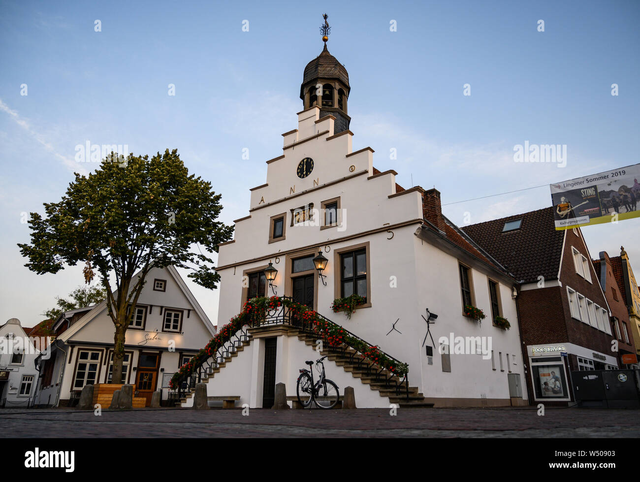 Lingen, Germany. 26th July, 2019. The rising sun shines on the ...