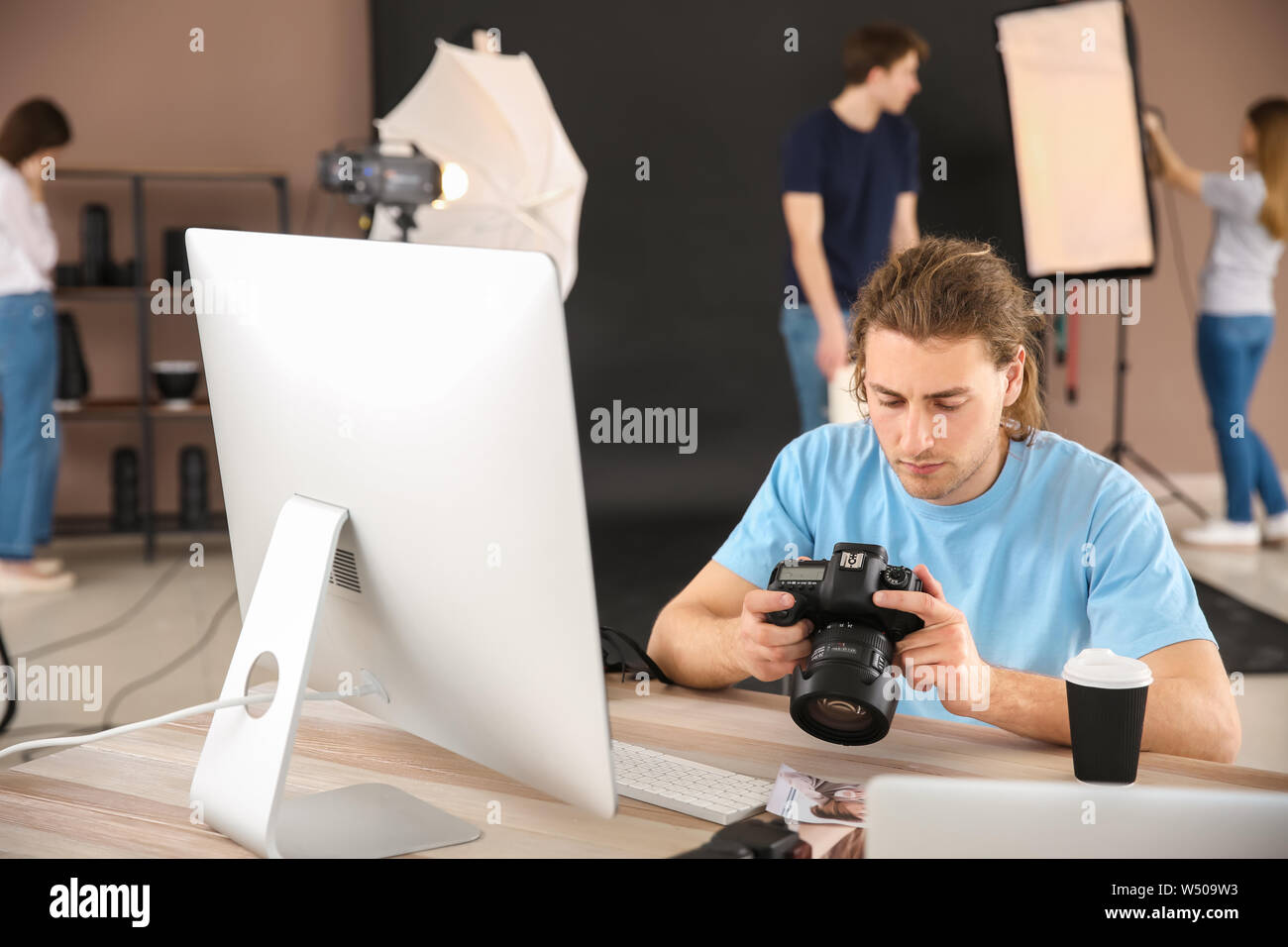 Professional photographer working in modern studio Stock Photo - Alamy