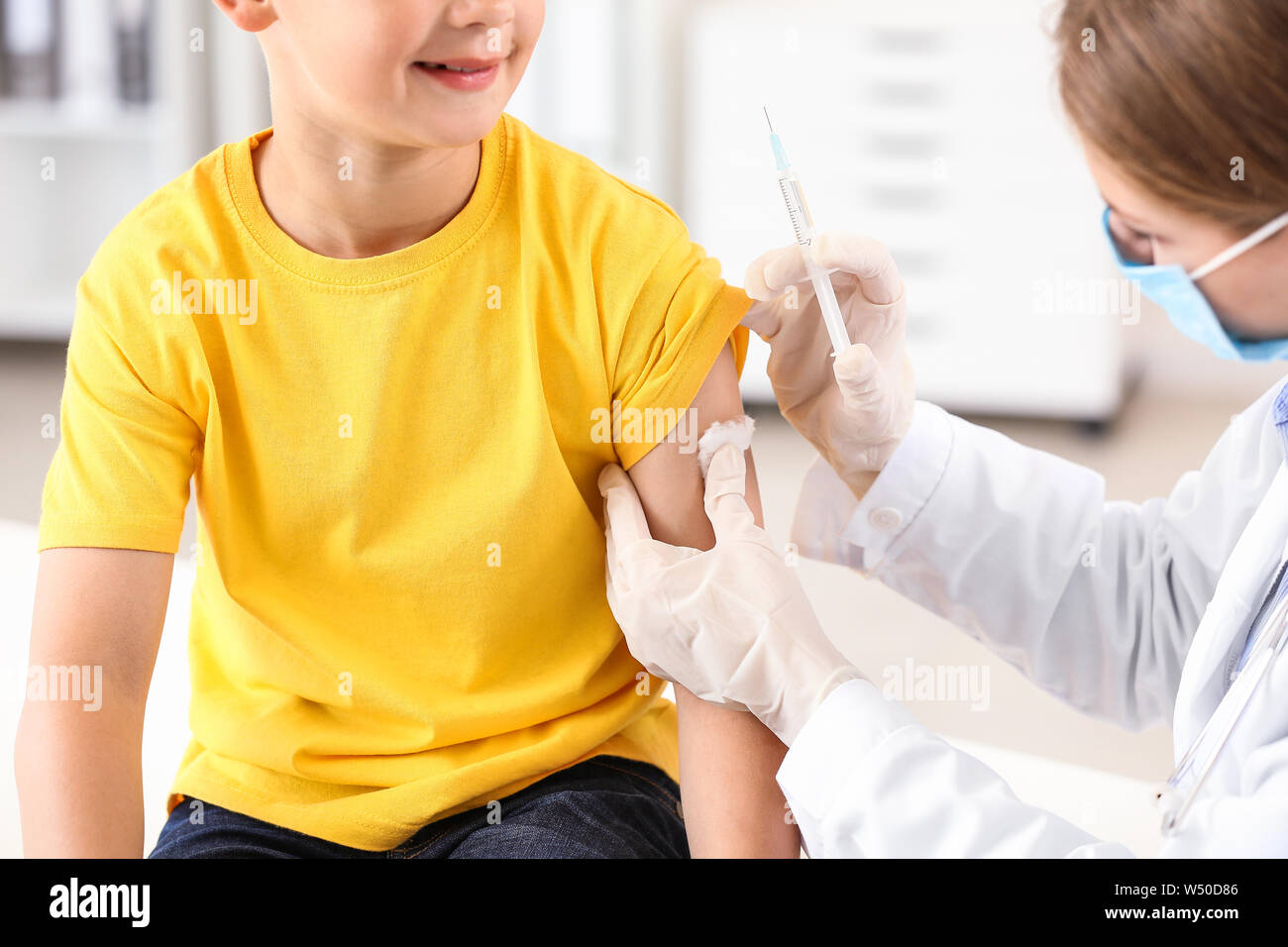 Doctor vaccinating little boy in clinic Stock Photo - Alamy