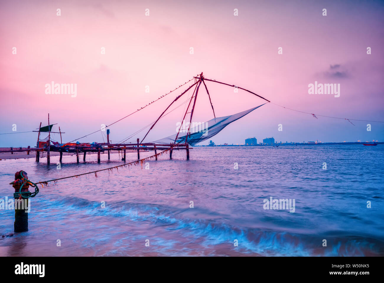 beautiful night scene of Kochi chinese fishnets in twilight Kochi ...