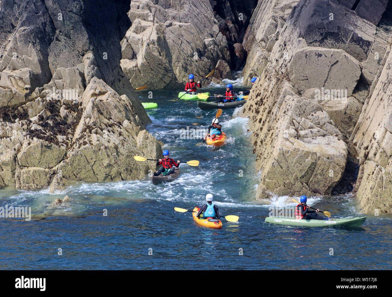 Group kayaking hi-res stock photography and images - Alamy
