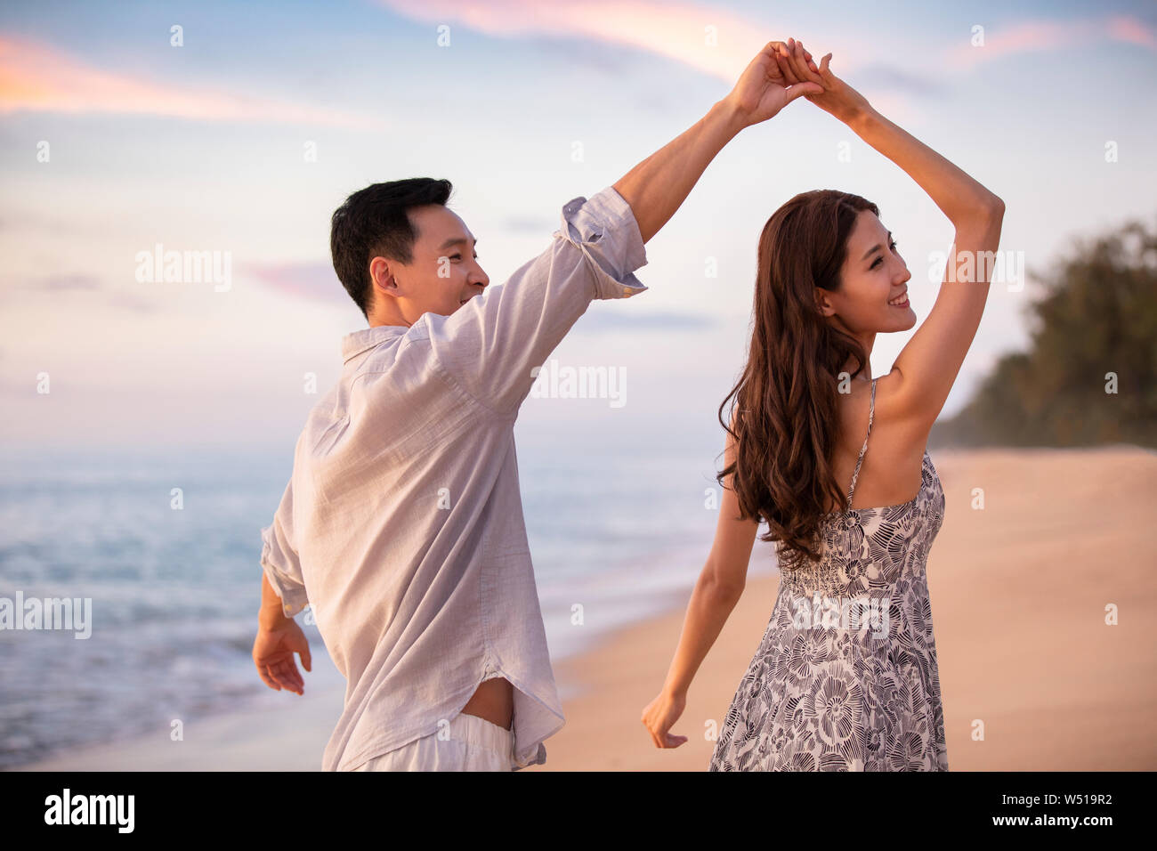 Couple dancing on beach hi-res stock photography and images - Alamy