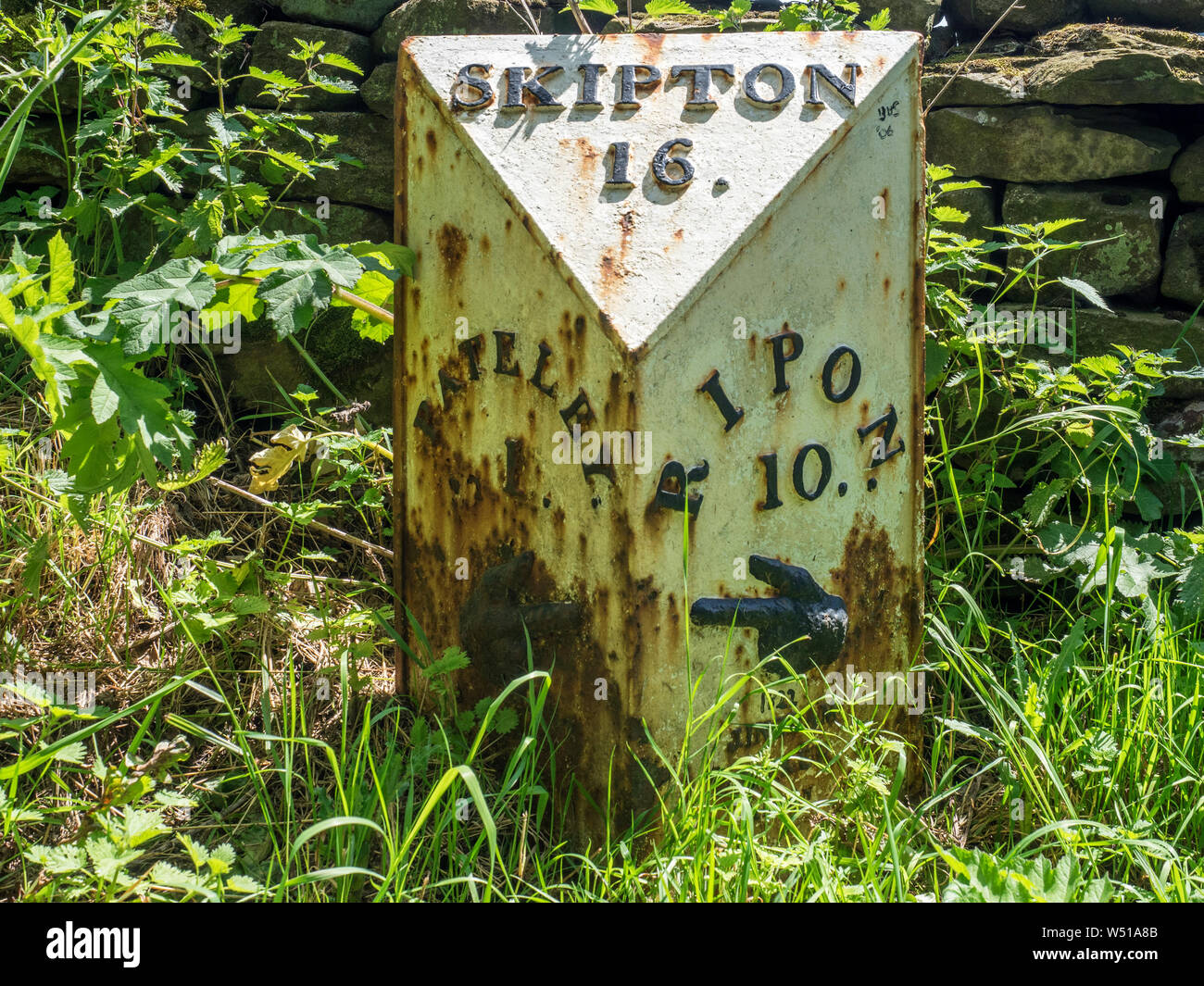 Old mile stone on the roadside at Blazefield naer Pateley Bridge in ...