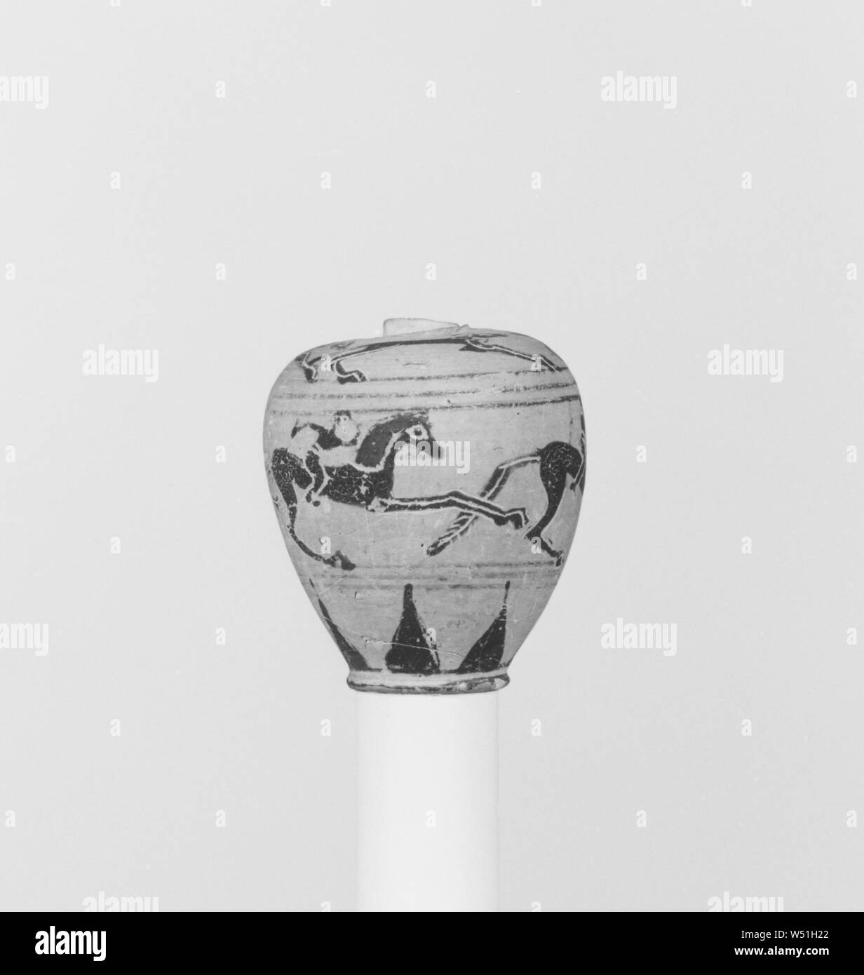 Proto corinthian ovoid aryballos hi-res stock photography and images ...