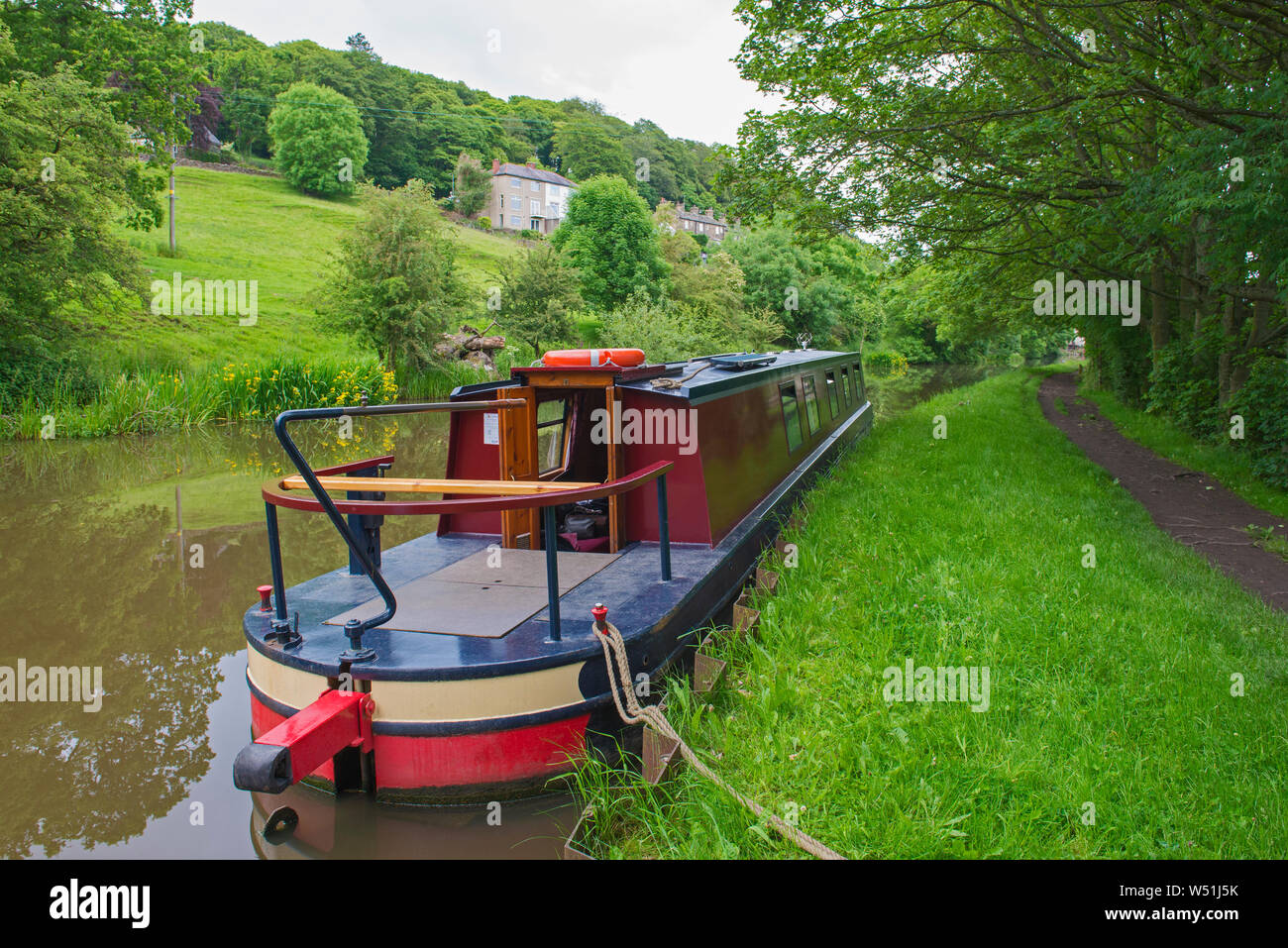 English narrowboat on canal hi-res stock photography and images - Alamy