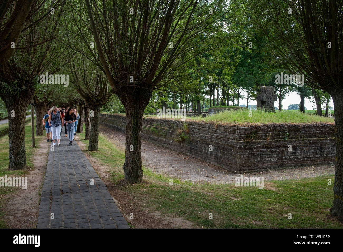 België. Langemark (bij Ieper). Duitse Militaire Begraafplaats. Foto ...