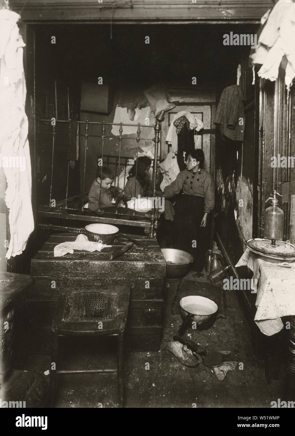 Lewis hine tenement hi-res stock photography and images - Alamy