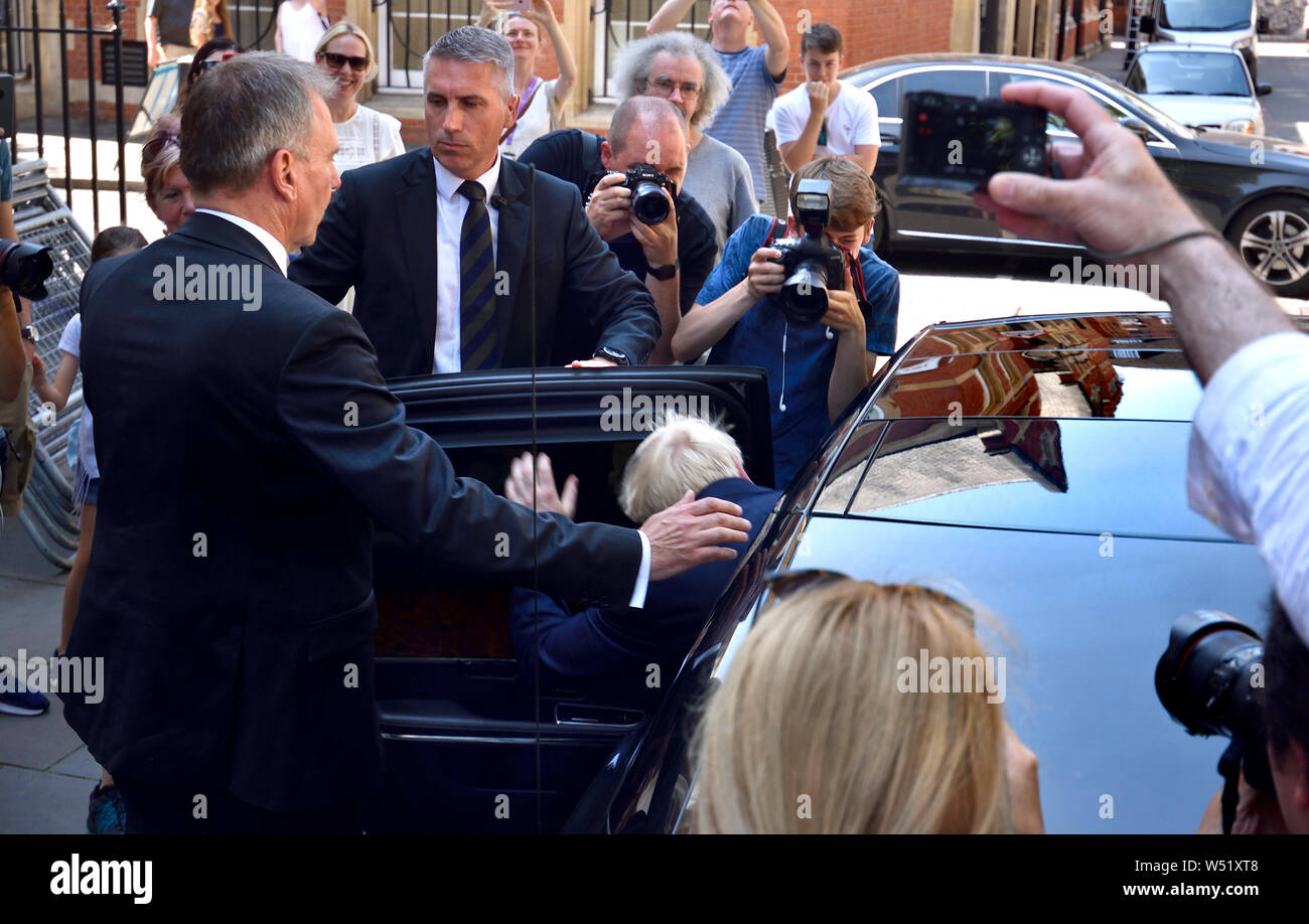 Photographers surrounding Boris Johnson MP leaving his campaign ...
