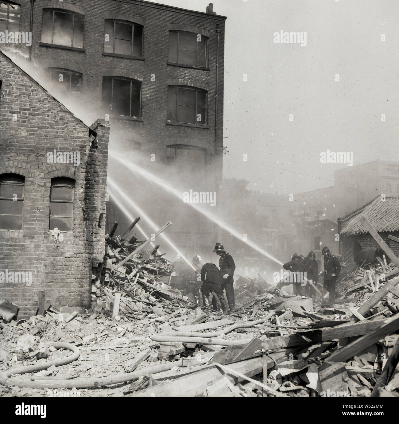 Firefighter of london hi-res stock photography and images - Alamy