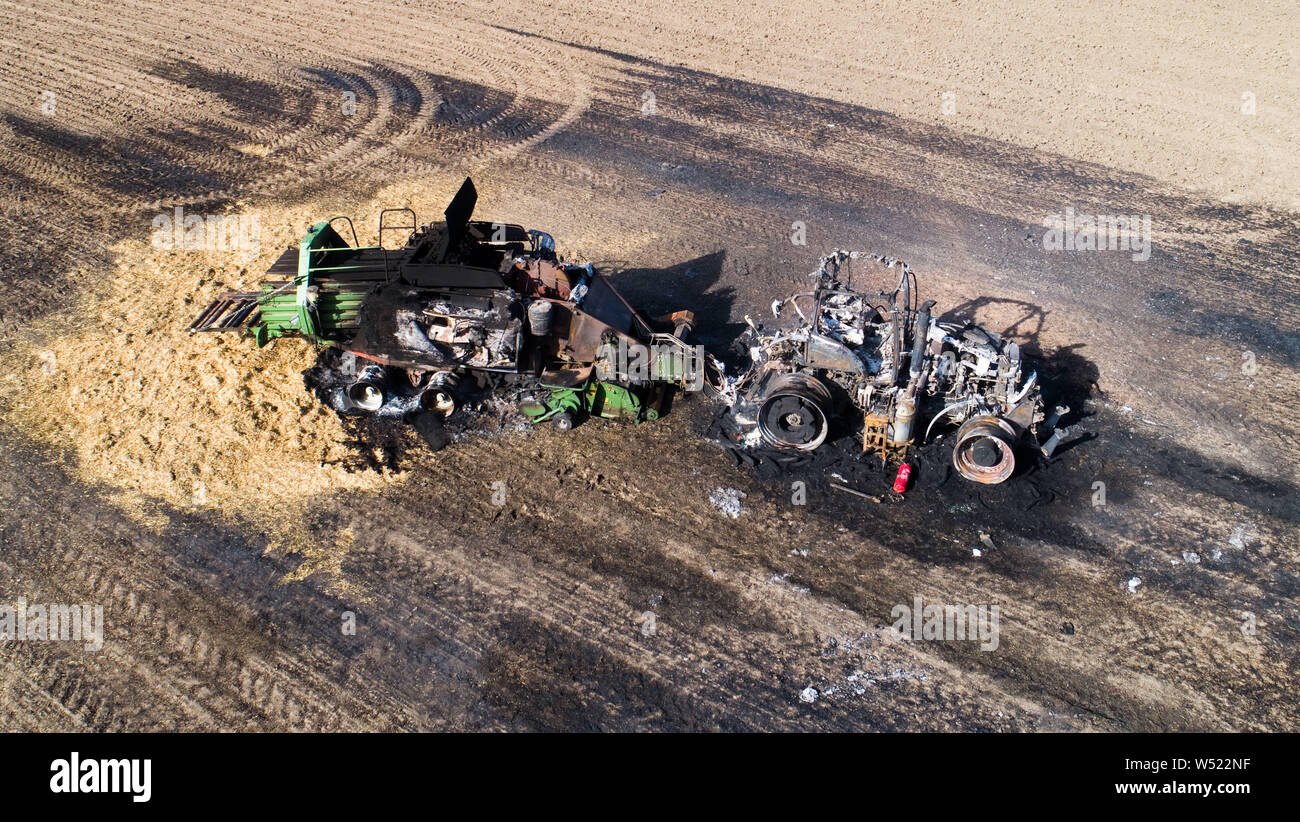 Sehnde, Germany. 26th July, 2019. After a fire, a burned out tractor ...