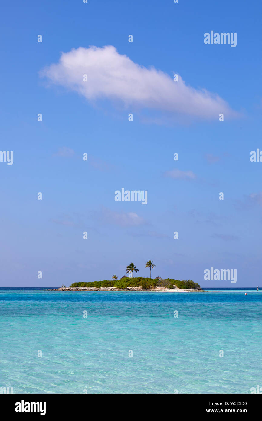 Little island in front of Paradise Island (Lankanfinolhu), Maldives ...