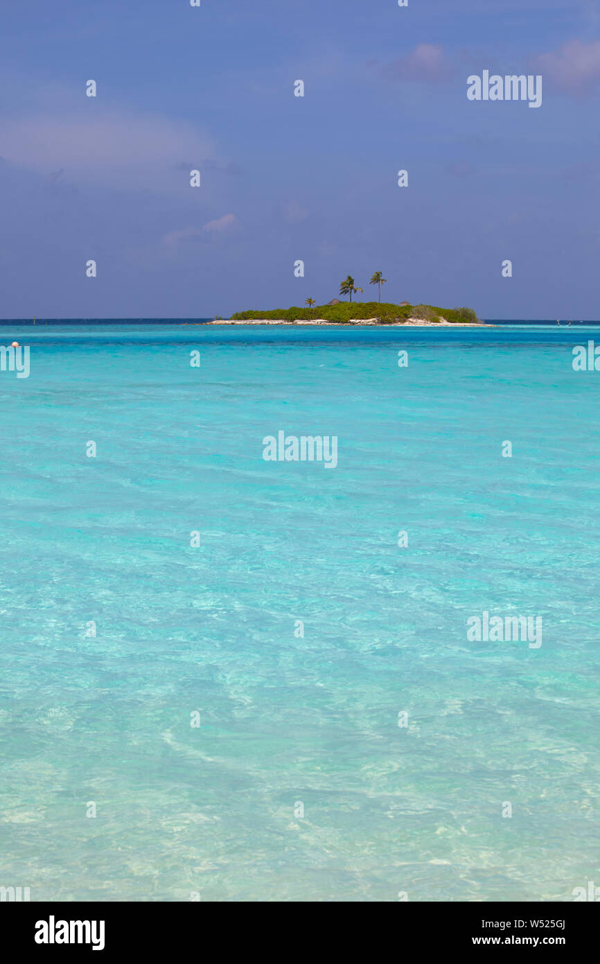 Island in front of Paradise Island (Lankanfinolhu), Maldives Stock ...