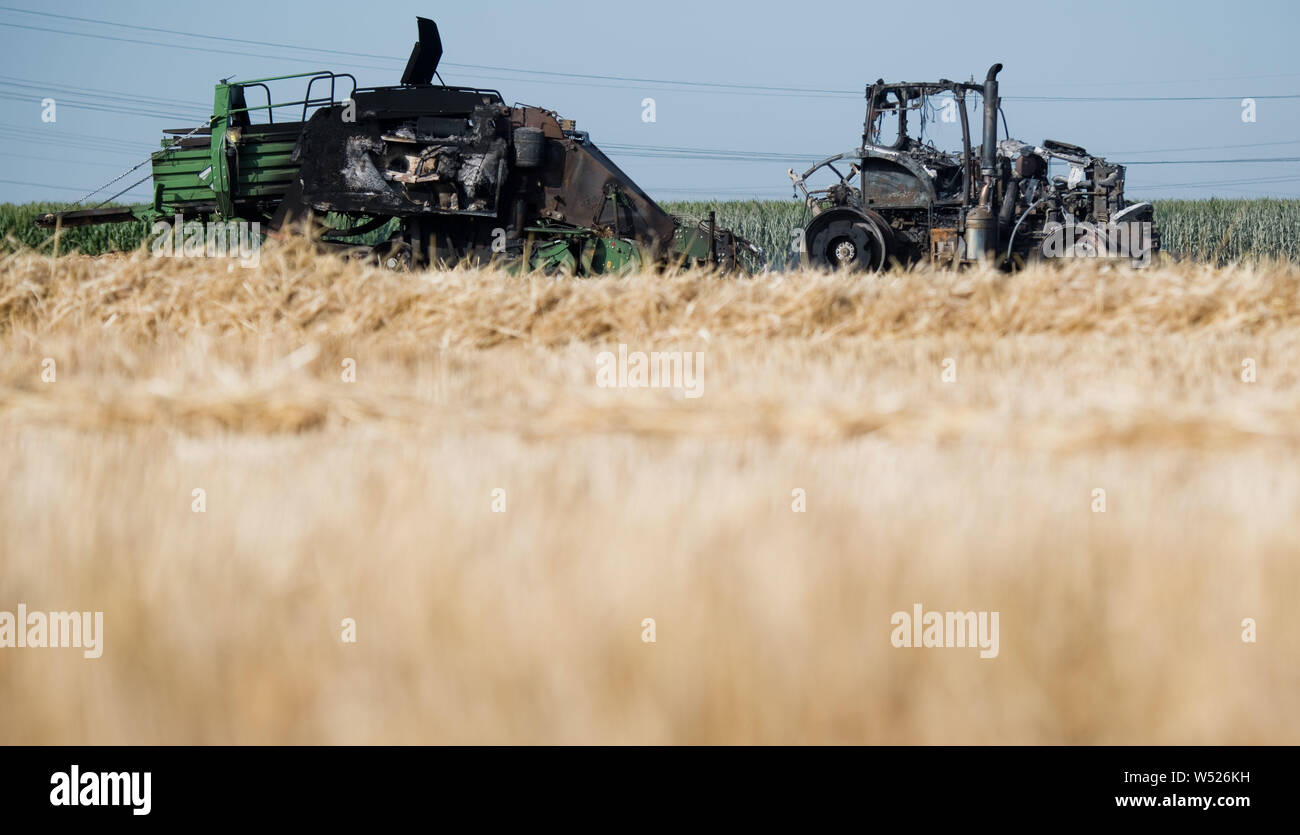 Sehnde, Germany. 26th July, 2019. After a fire, a burned out tractor ...