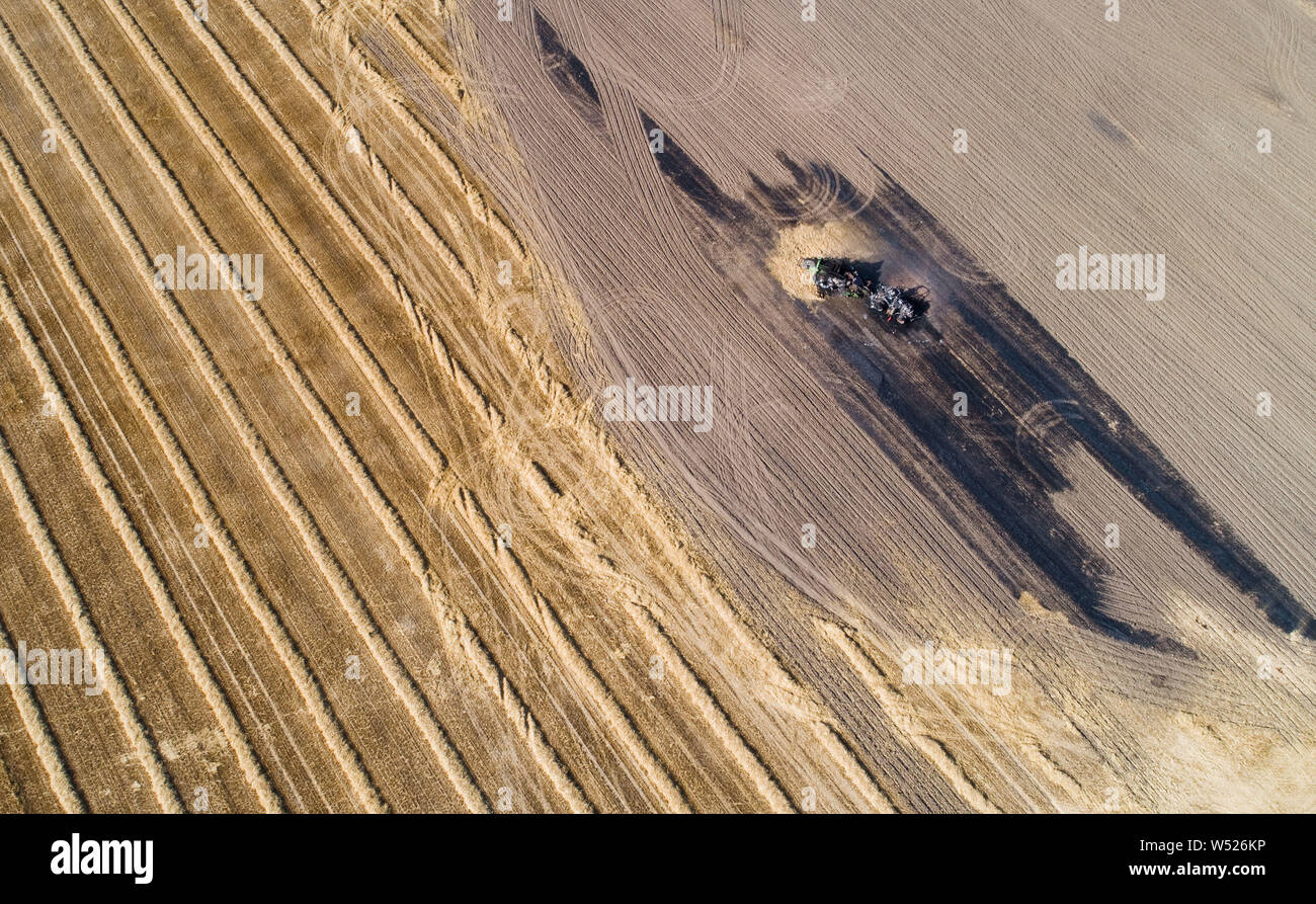 Sehnde, Germany. 26th July, 2019. After a fire, a burned out tractor ...