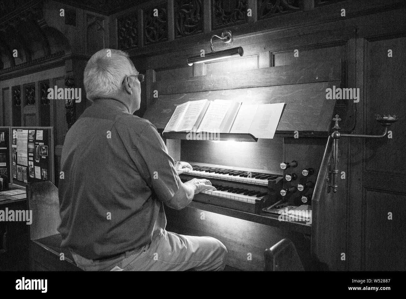 church organist playing hymns at a wedding Stock Photo - Alamy