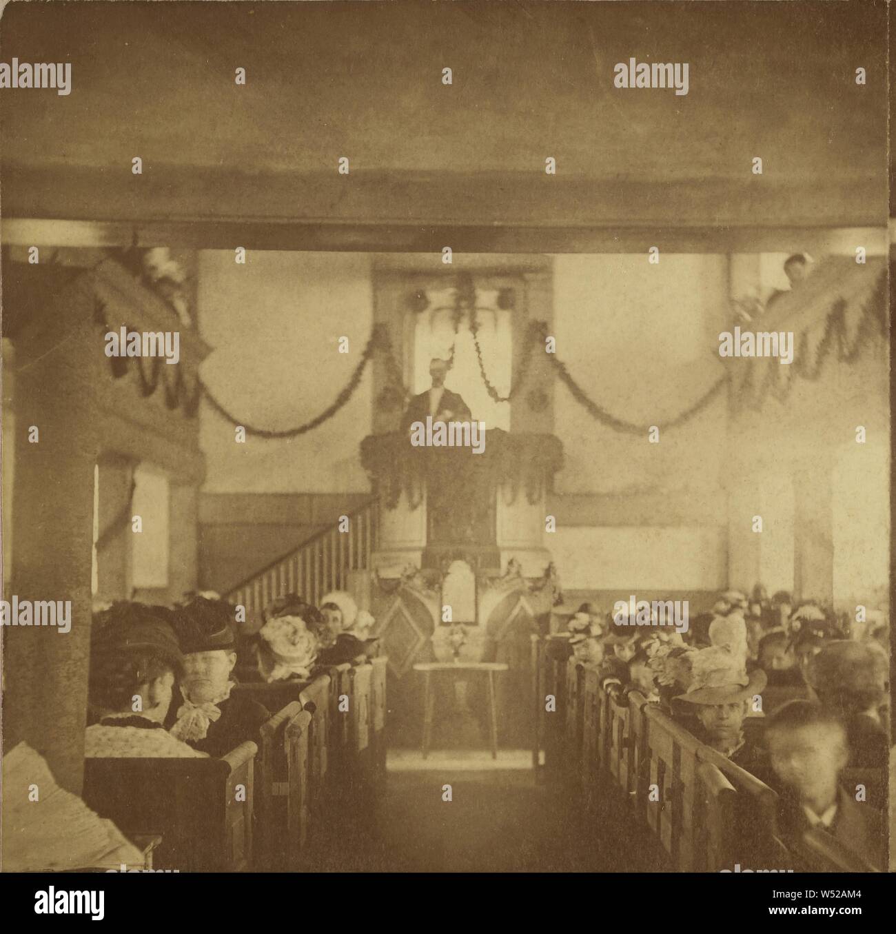 Filled church pews hi-res stock photography and images - Alamy