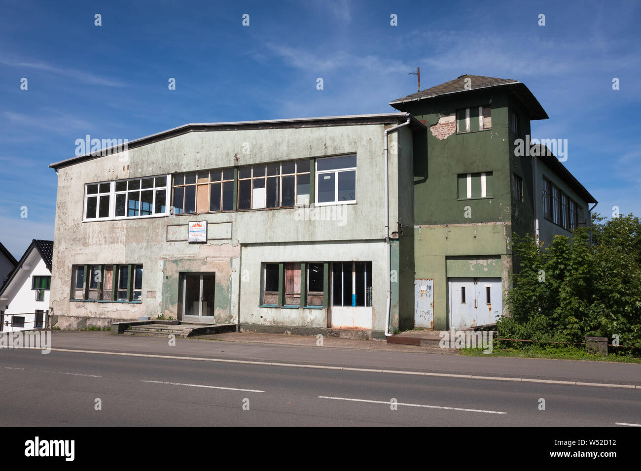 Run down factory hi-res stock photography and images - Alamy
