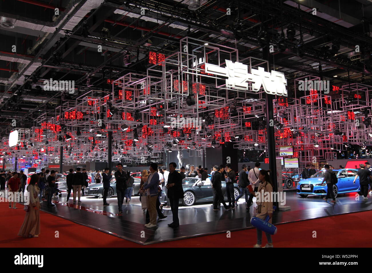 --FILE--People visit the stand of FAW-Volkswagen, a joint venture ...