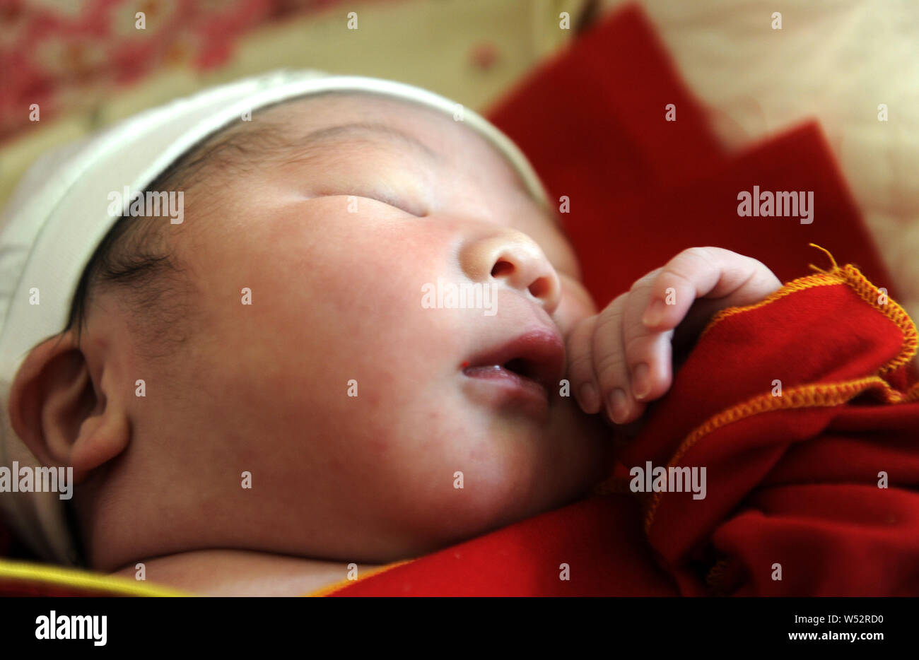Chinese newborn baby hi-res stock photography and images - Alamy