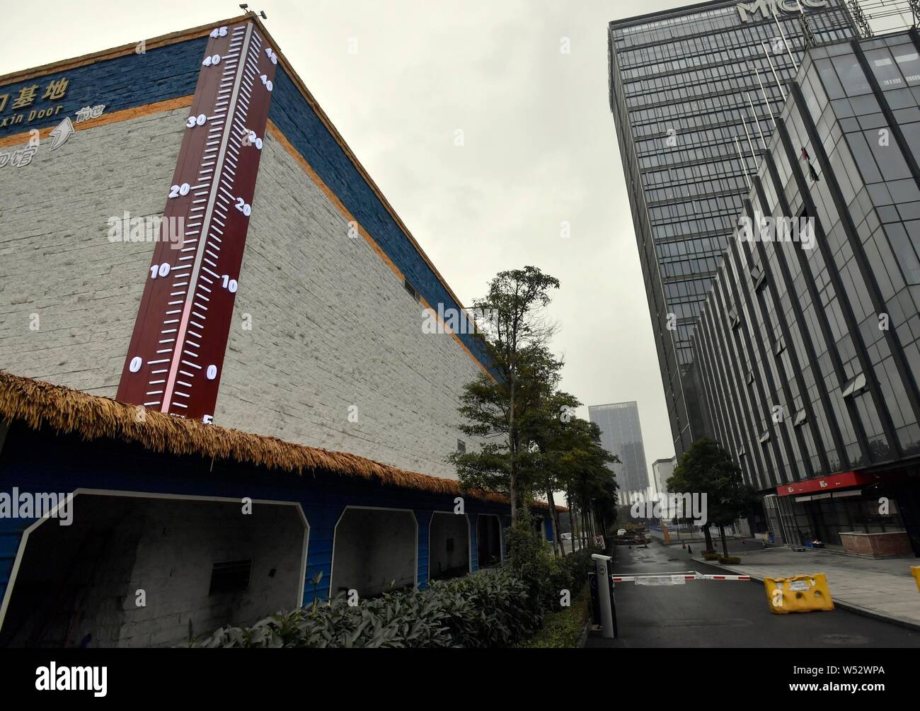 View of a giant thermometer showing the current outdoor temperature in ...