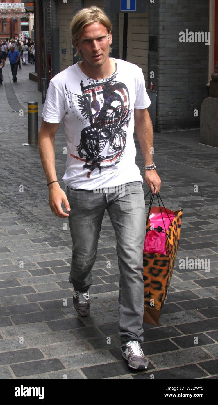 CHRISTIAN POULSON SHOPPING IN LIVERPOOL CREDIT IAN FAIRBROTHER/ALAMY ...