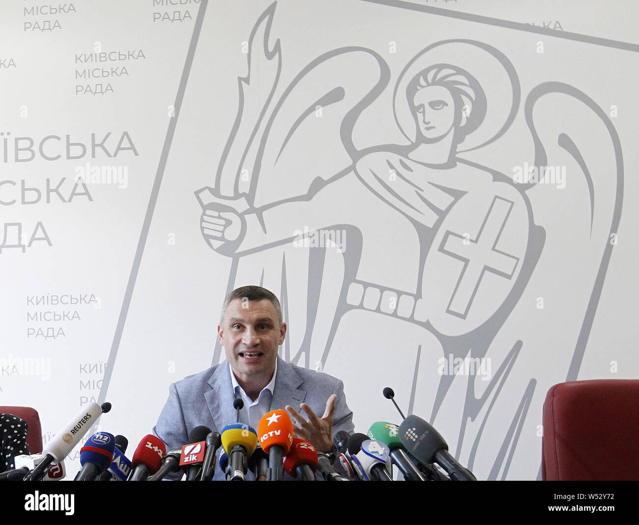 Vitali klitschko speaks to the press hi-res stock photography and ...