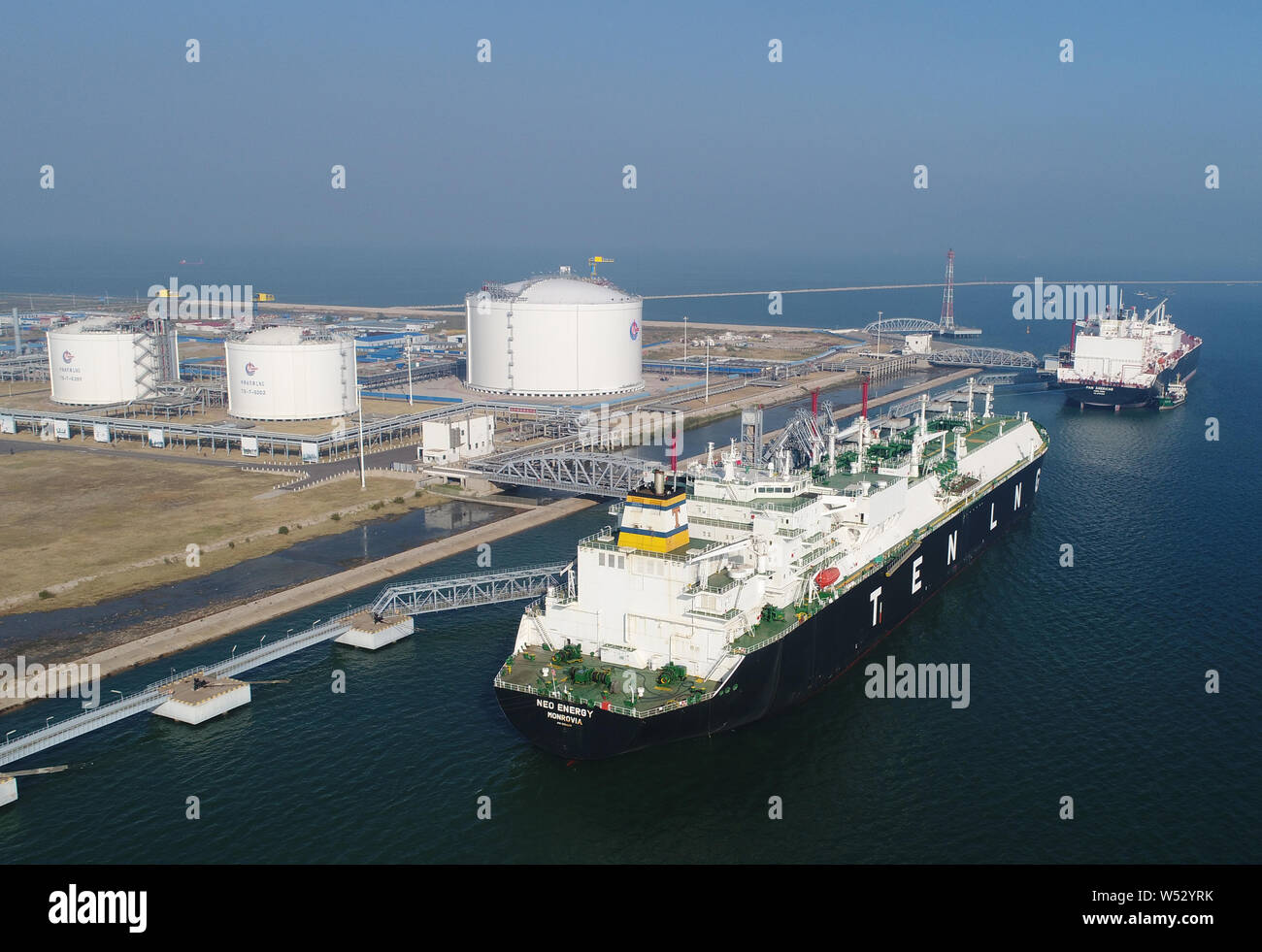 Lng storage hi-res stock photography and images - Alamy
