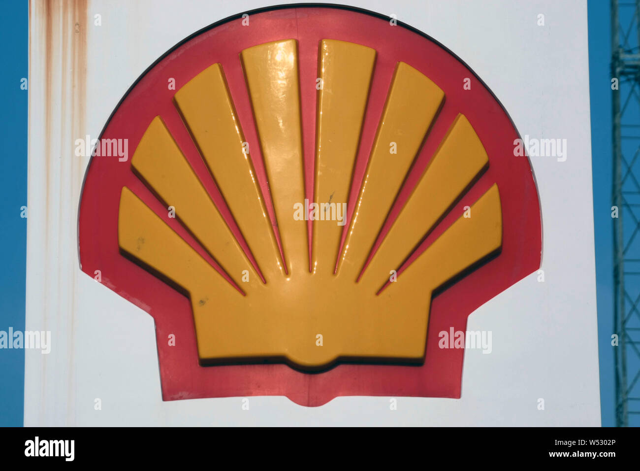 --FILE--View of a logo of Shell in Suzhou city, east China's Jiangsu ...