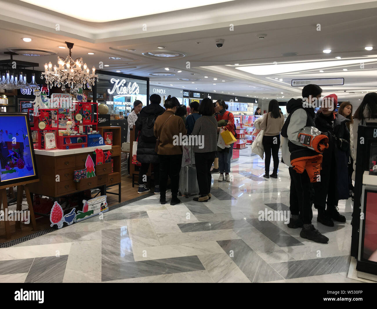 Chinese tourists and daigou, surrogate shoppers who buy products ...