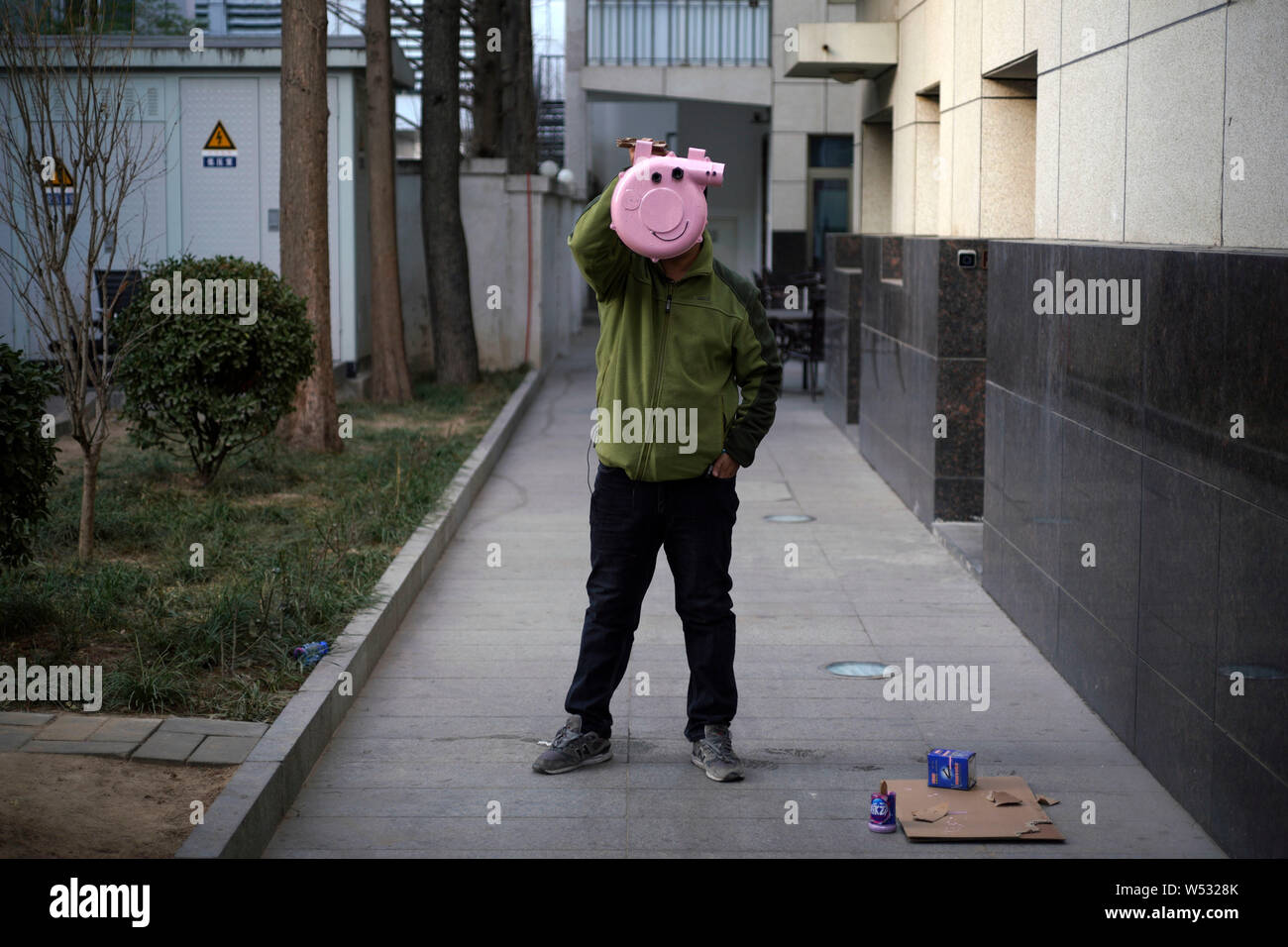 Chinese Peppa Pig fan Han Bing shows a finished "Iron Peppa" model ...