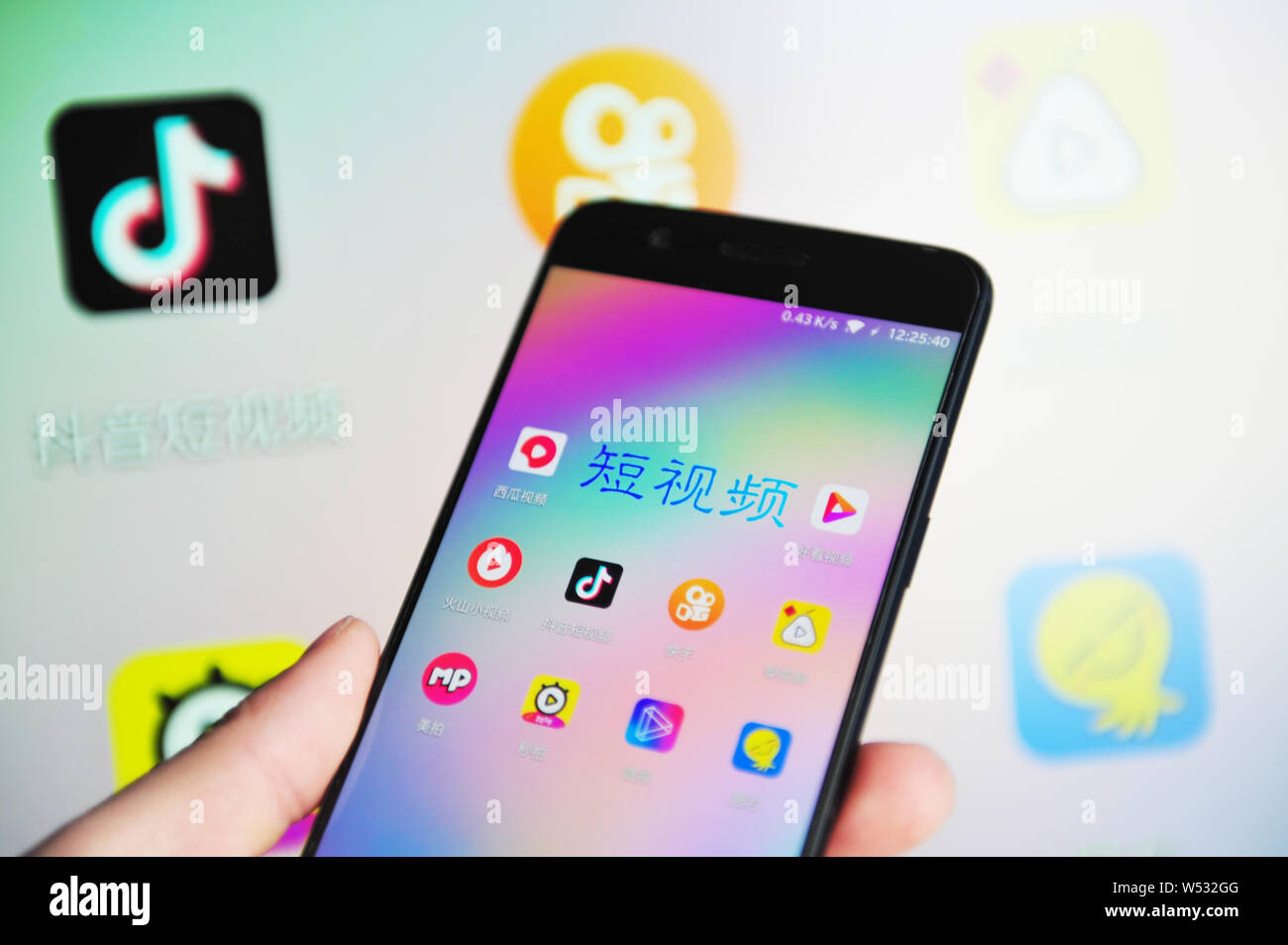 Pear video app hi-res stock photography and images - Alamy