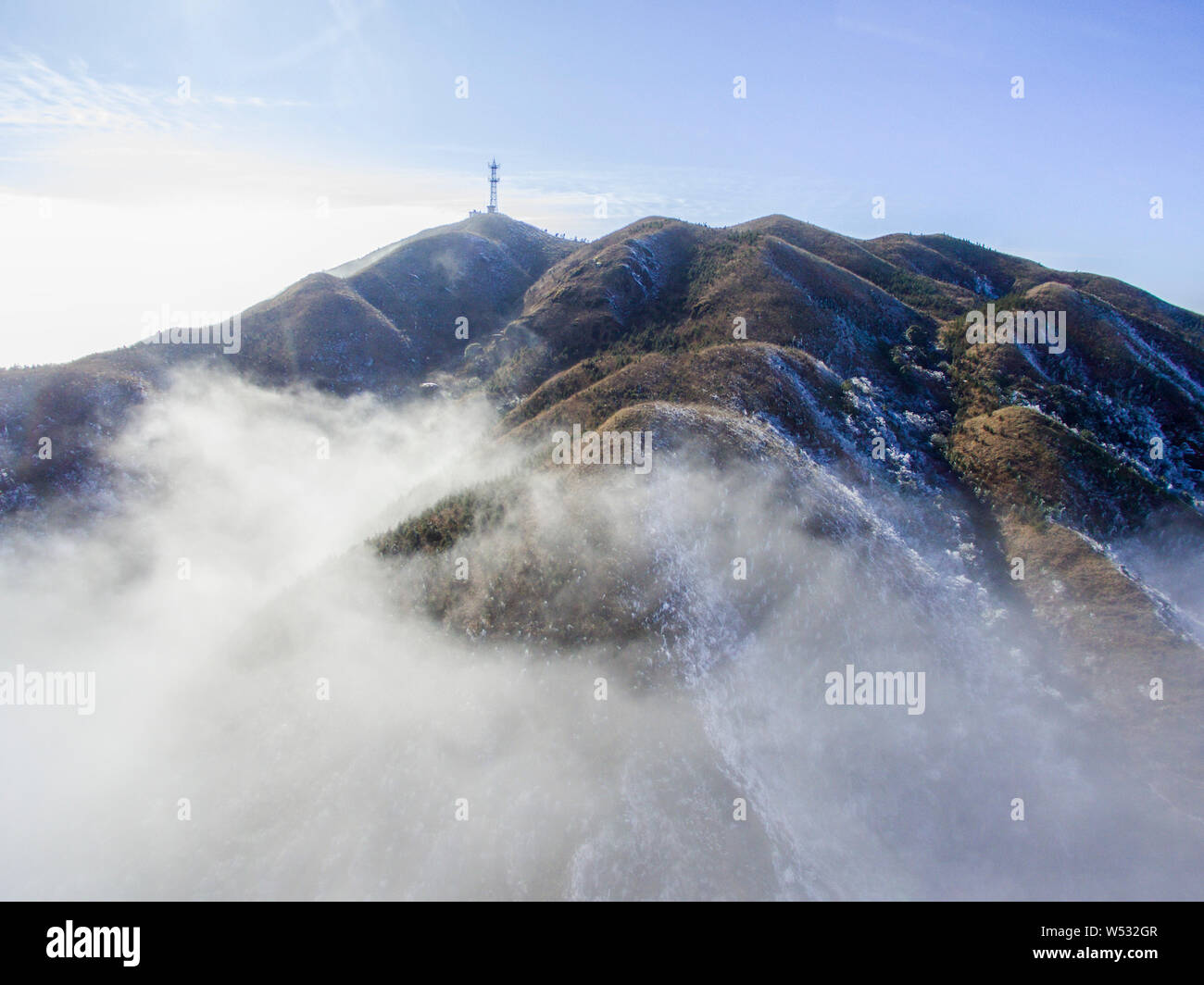 --FILE--A sea of clouds surrounds mountains at the Tianhu Scenic Spot ...