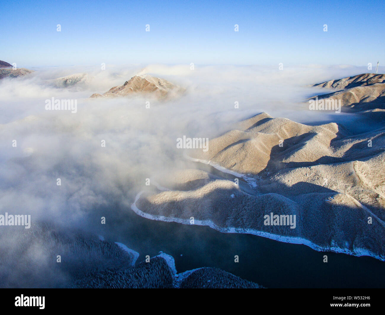 --FILE--A sea of clouds surrounds mountains at the Tianhu Scenic Spot ...